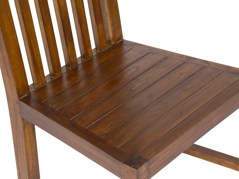 Silla colonial de madera con respaldo alto