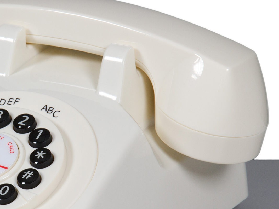 Teléfono antiguo estilo vintage cuadrado en plástico crema